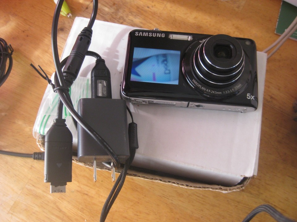 Samsung DualView ST600 Digital Camera (EC-ST600ZBPBGB) & Battery+ ...
