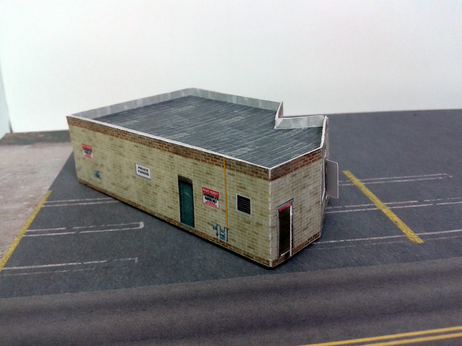 Z Scale Building - Multi Purpose Building Police or Fire Station Etc ...