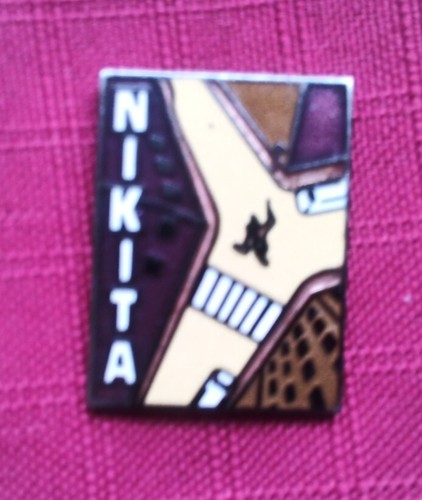 Pin's Cinéma Film ( Nikita) Luc Besson signé Ananas (104) | eBay