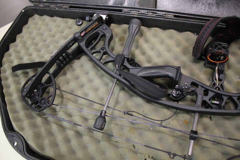 Hoyt Torrex Compound bow RH 60-70lb draw w/extras | eBay