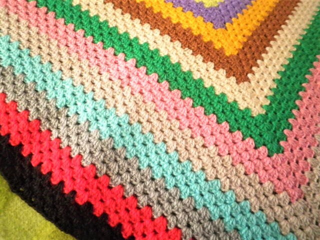 VINTAGE GRANNY RUG CROCHET THROW RED PINK KNEE RUG WOOL HANDMADE ...