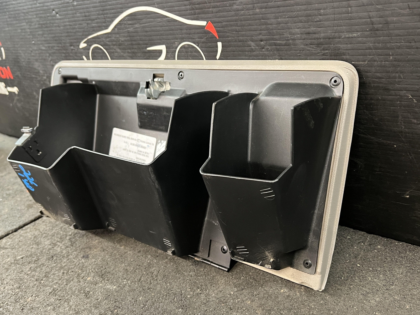 02-06 CHEVY AVALANCHE 1500 DASH GLOVE BOX STORAGE COMPARTMENT GRAY ...