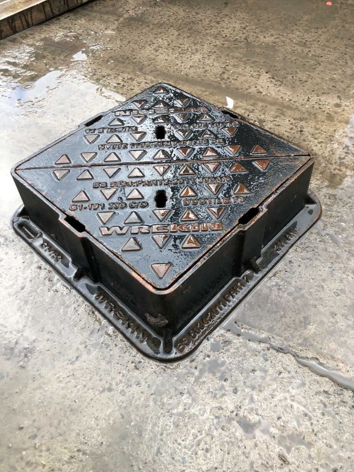 MANHOLE / WATER STOP TAP SURFACE ACCESS COVER WREKIN DUCTILE IRON £35 ...