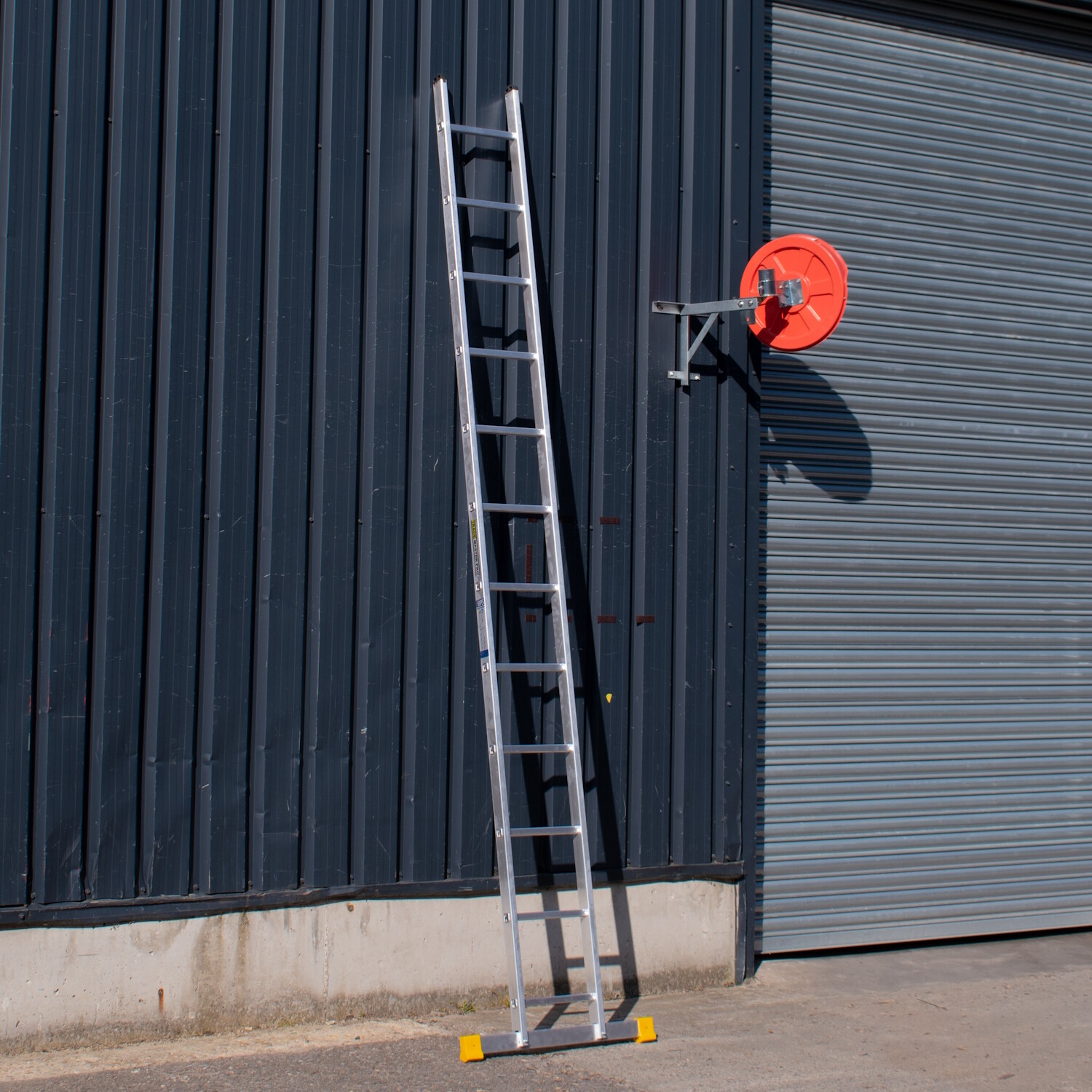 Single Section Ladder - Trade Master Pro Pole Ladder - EN131 Certified ...
