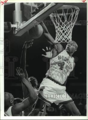 1993 Press Photo Houston's Charles Outlaw blocks a Wyoming shooters ...