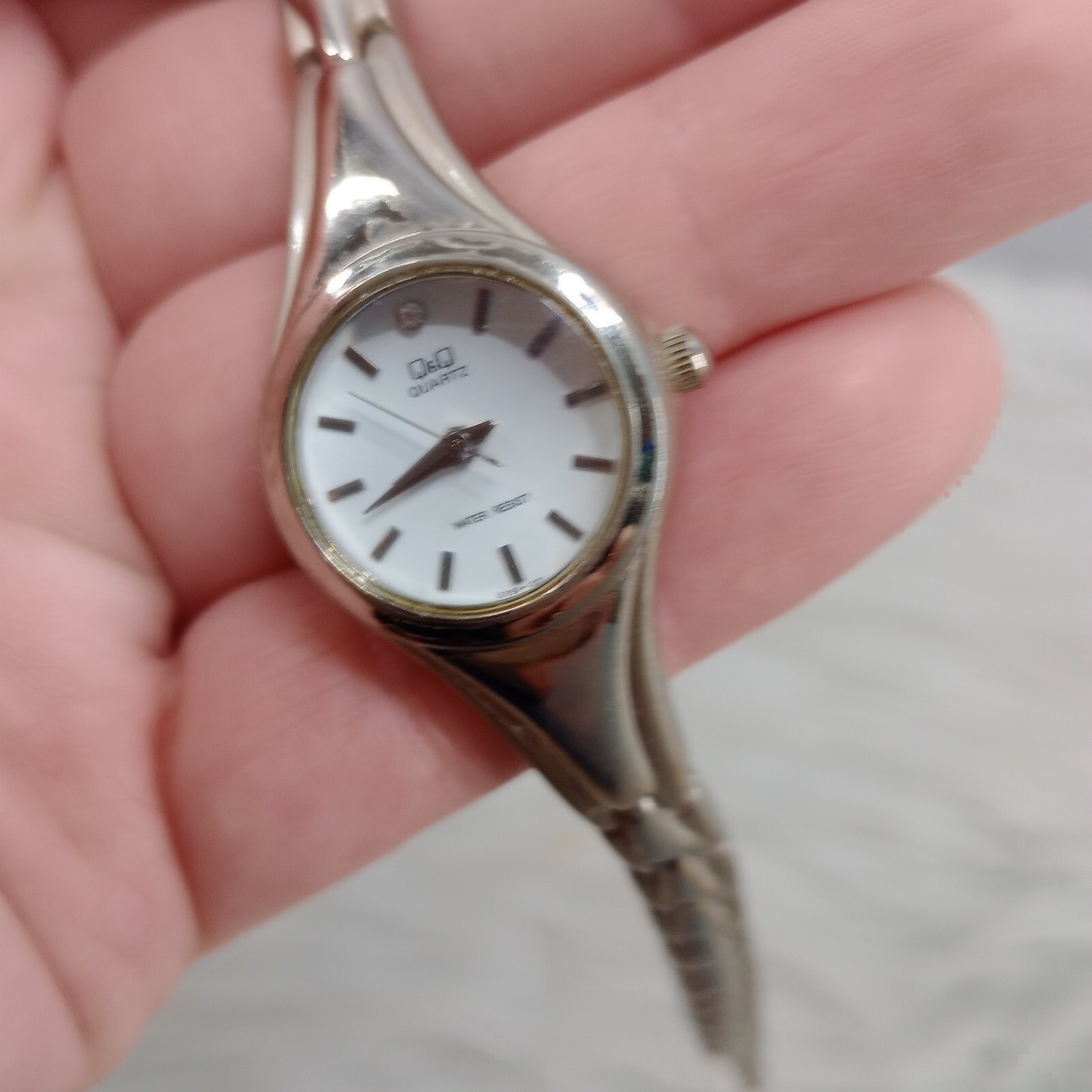 LADIES Q & Q WATCH QUARTZ STAINLESS STEEL Silver Tone - Gem