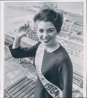 1963 Press Photo MIss America Donna Axum Wears Crown on Roof Atlantic ...
