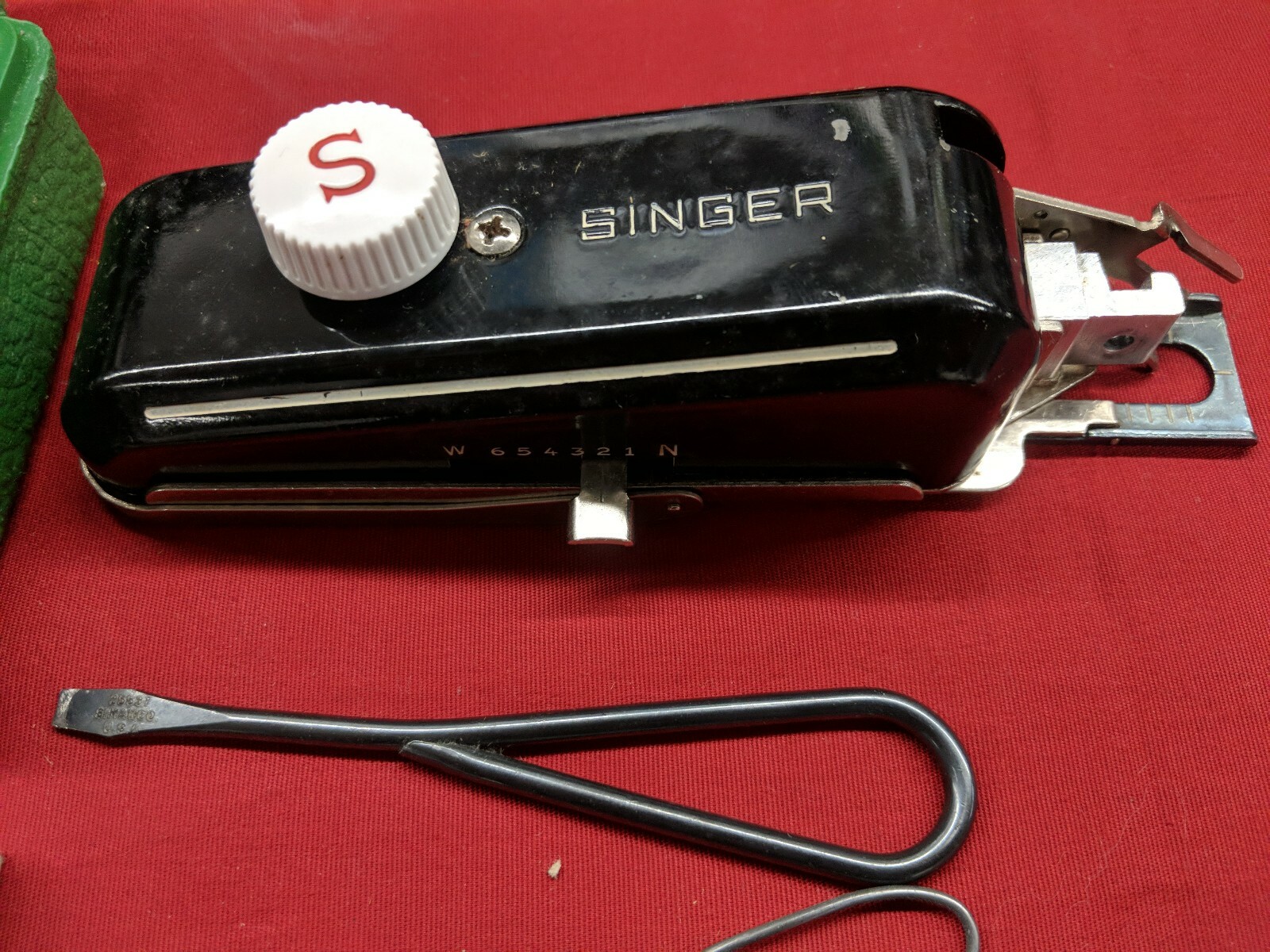 SINGER Sewing Machine Buttonholer 10 Eyelet Templates Green Case 160506 ...