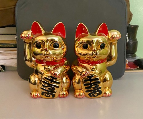 Golden Maneki Neko Japanese Traditional Lucky Cat Beckoning Left and ...