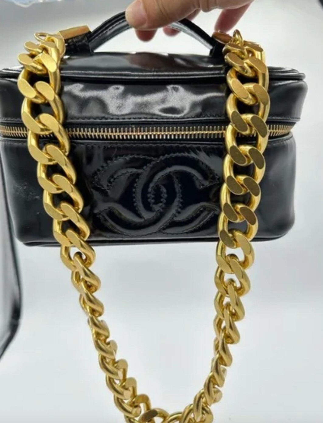 CHANEL Black Patent Leather Vanity Pouch with chain - Gem