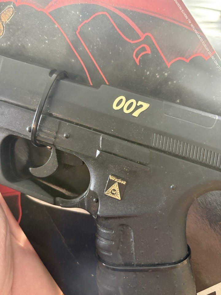 James Bond: The Pierce Brosnan Collection Wicke Replica Walther PPK ...