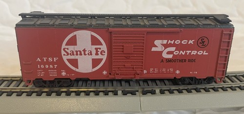 HO SCALE FULLY ASSEMBLED TRAIN CAR ATSF 16987 RED & BLACK SLIDING DOOR ...