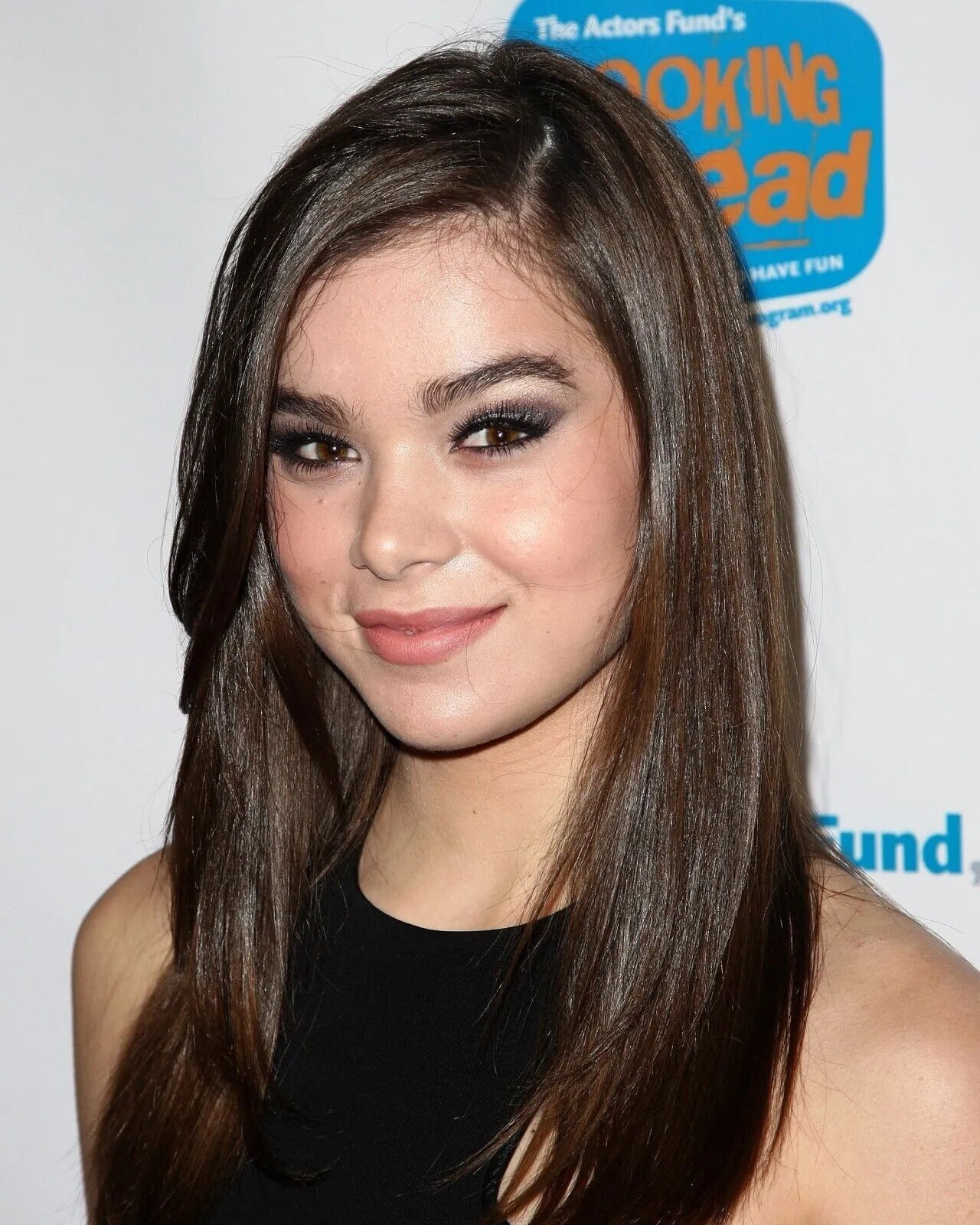 Hailee Steinfeld Smiling In Black Shirt 8x10 PHOTO PRINT | eBay