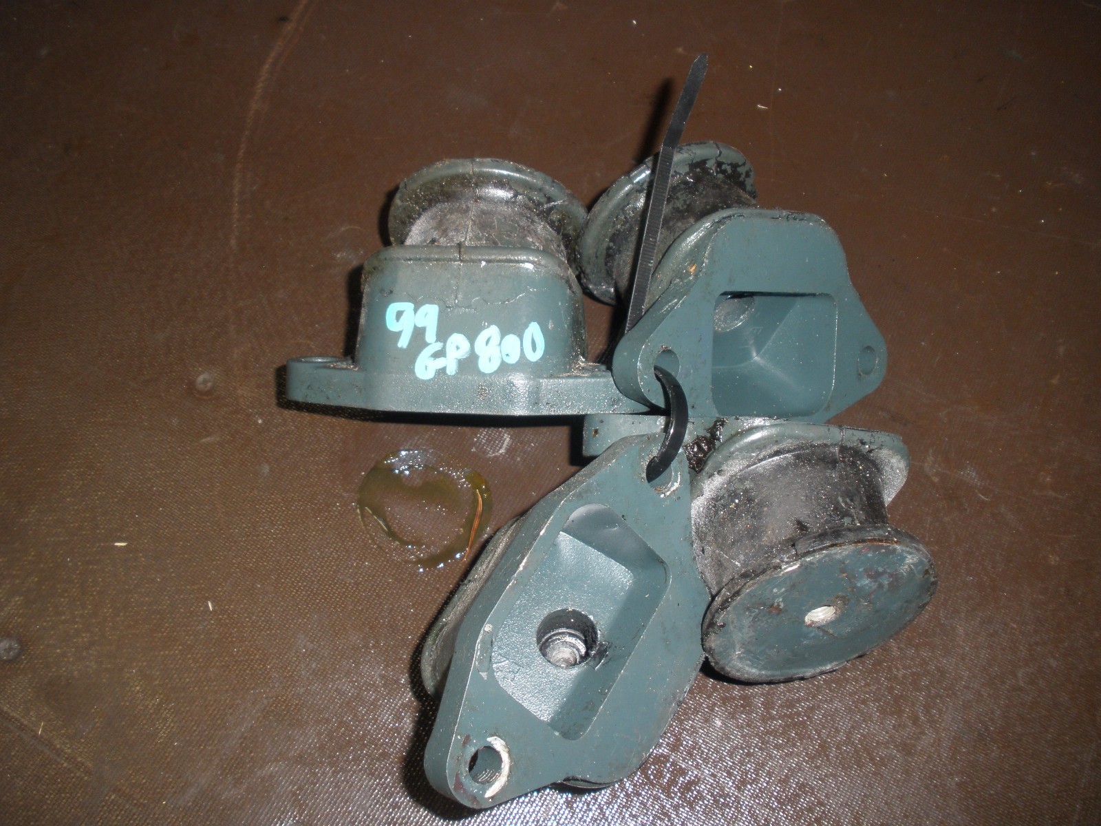 99 YAMAHA GP800 ENGINE MOTOR MOUNT 6M6-44517-A1-5B 6M6-44517-A2-94 SOLD ...
