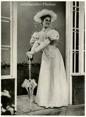 Portland Mason made her debut on the English stage, Original-Photo from ...