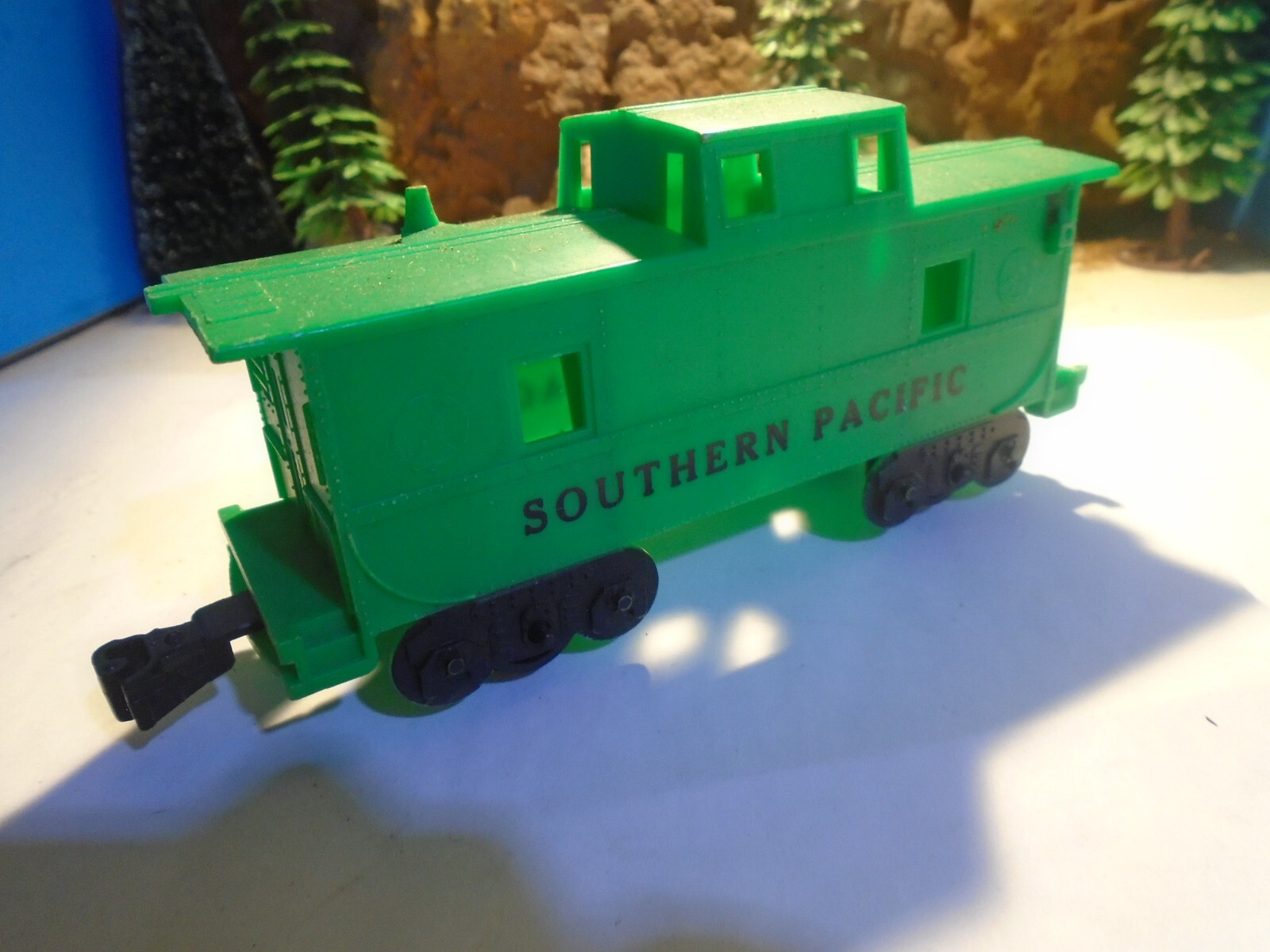 MARX O & 027 GA SOUTHERN PACIFIC GREEN PLASTIC CABOOSE, DAMAGED 5-231-5 ...