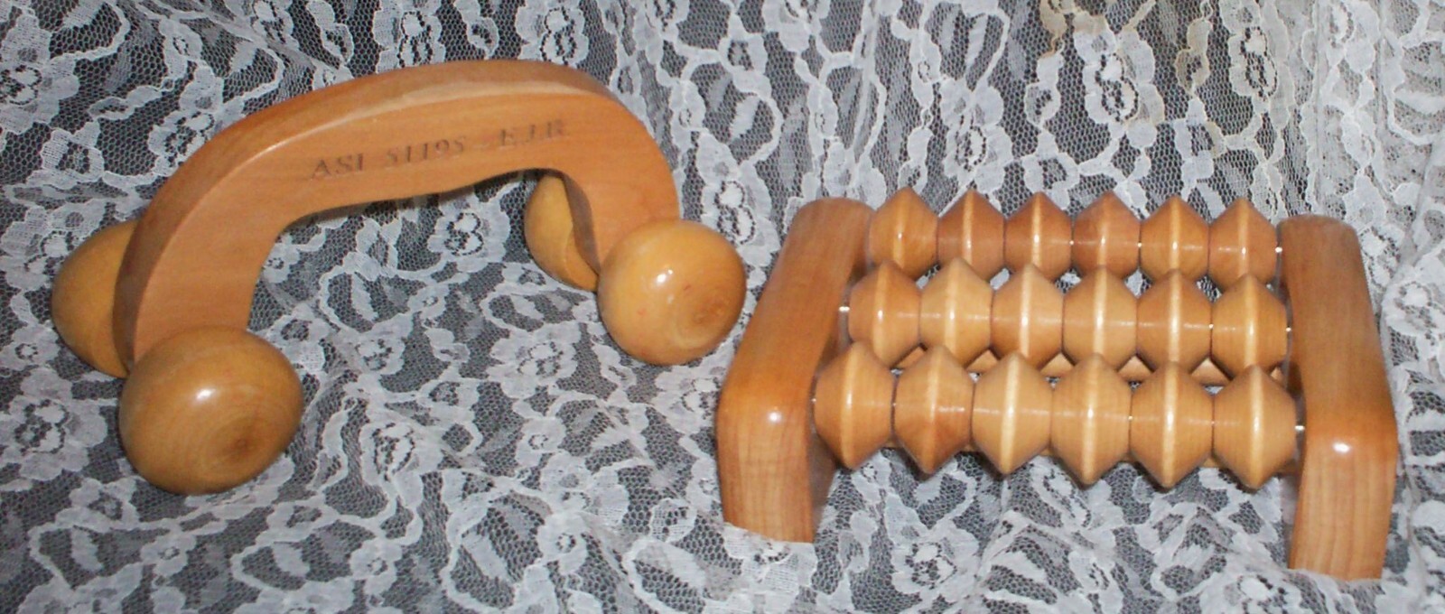 SET/2 VINTAGE SOLID WOODEN ROLLER BALL SHOULDER/BACK & FOOT FLOOR/HAND ...