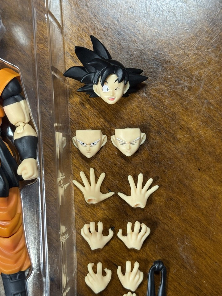 SH Figuarts Dragon Ball Z Kong Studios Capsule Corp. Goku Ultra ...