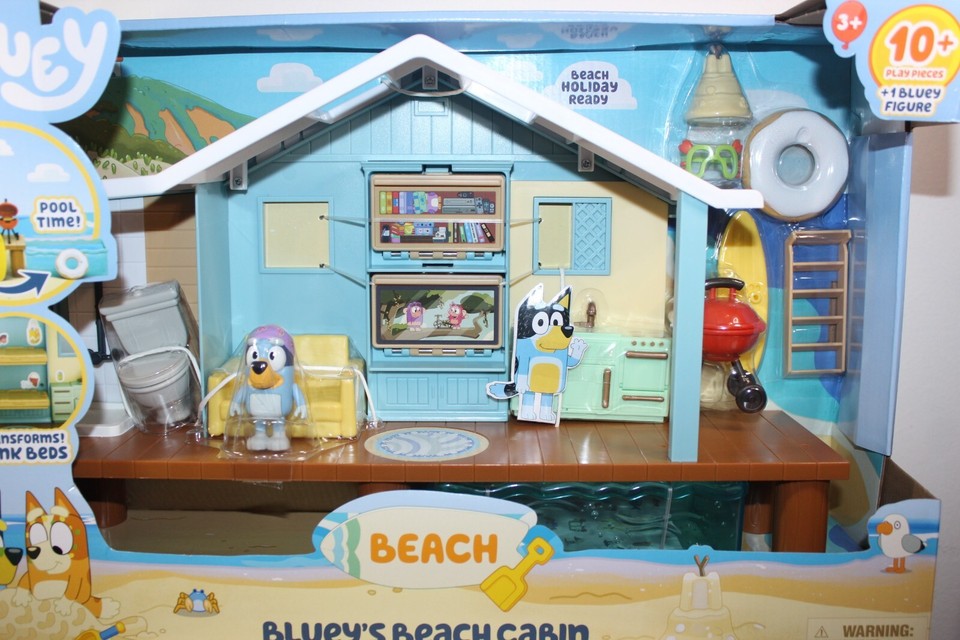 BLUEY BEACH CABIN PLAYSET WITH BLUEY FIGURE WITH GOGGLES, 10 PLAY ...