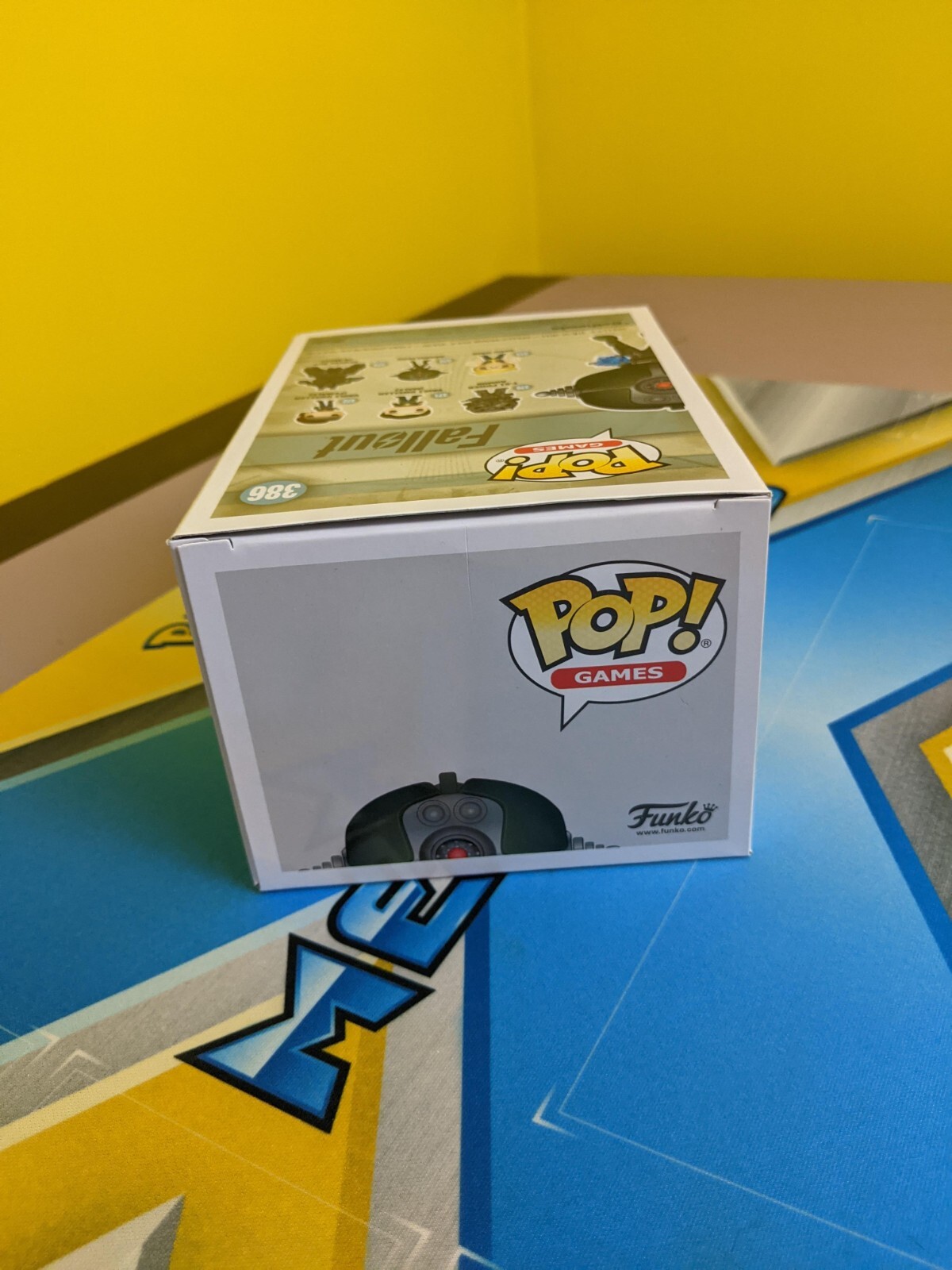 Assaultron Vinyl Figure - Fallout - Funko Pop - #386 - Fall Convention ...