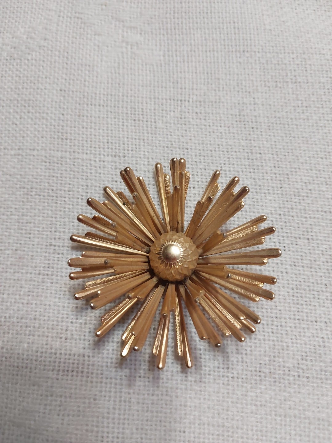 ViNTaGE GiOVANNi GoLDToNe MeTaL SPiKe DoMe FLoWeR PiN… - Gem
