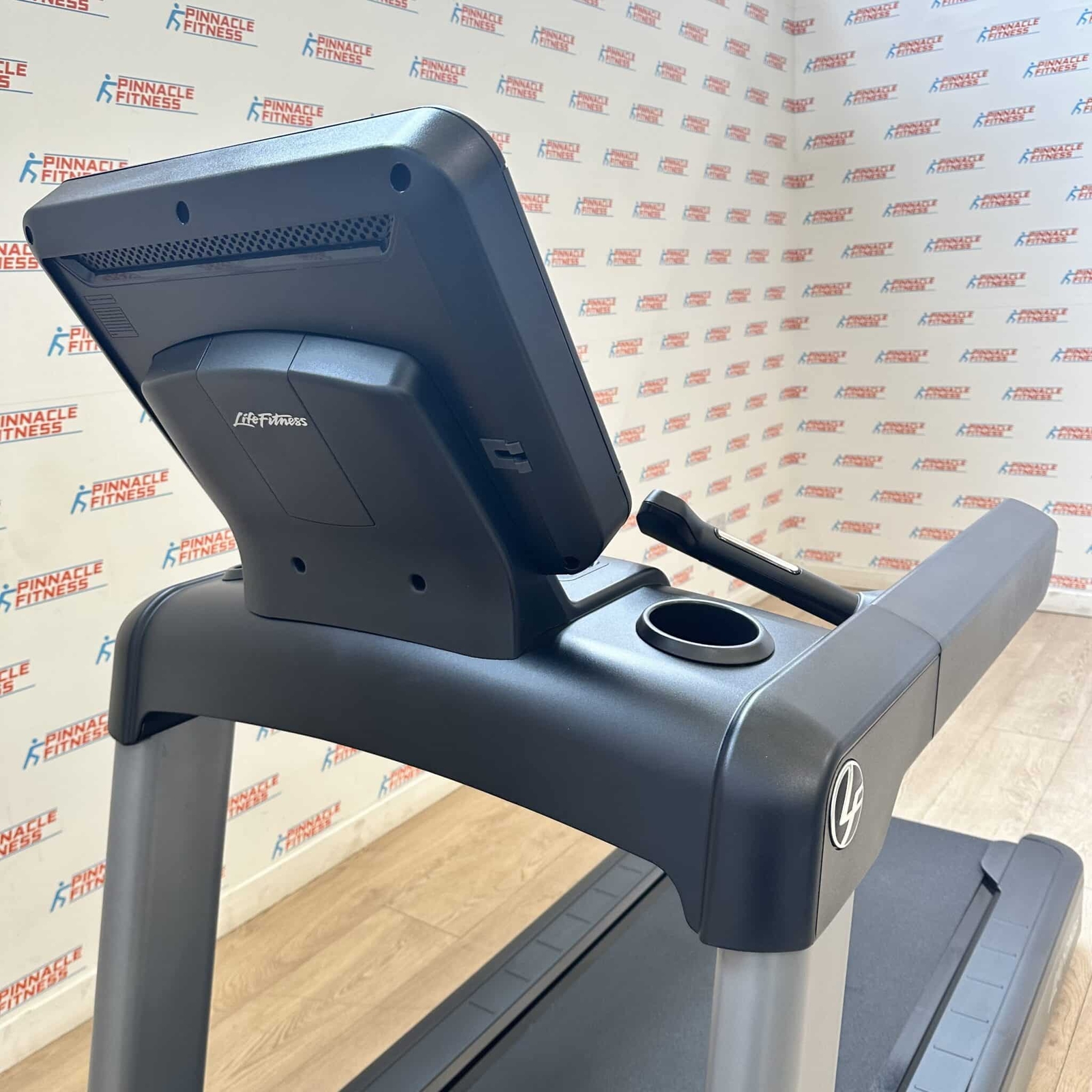 Life Fitness Integrity Series Deluxe Treadmill with Discover SE3HD ...