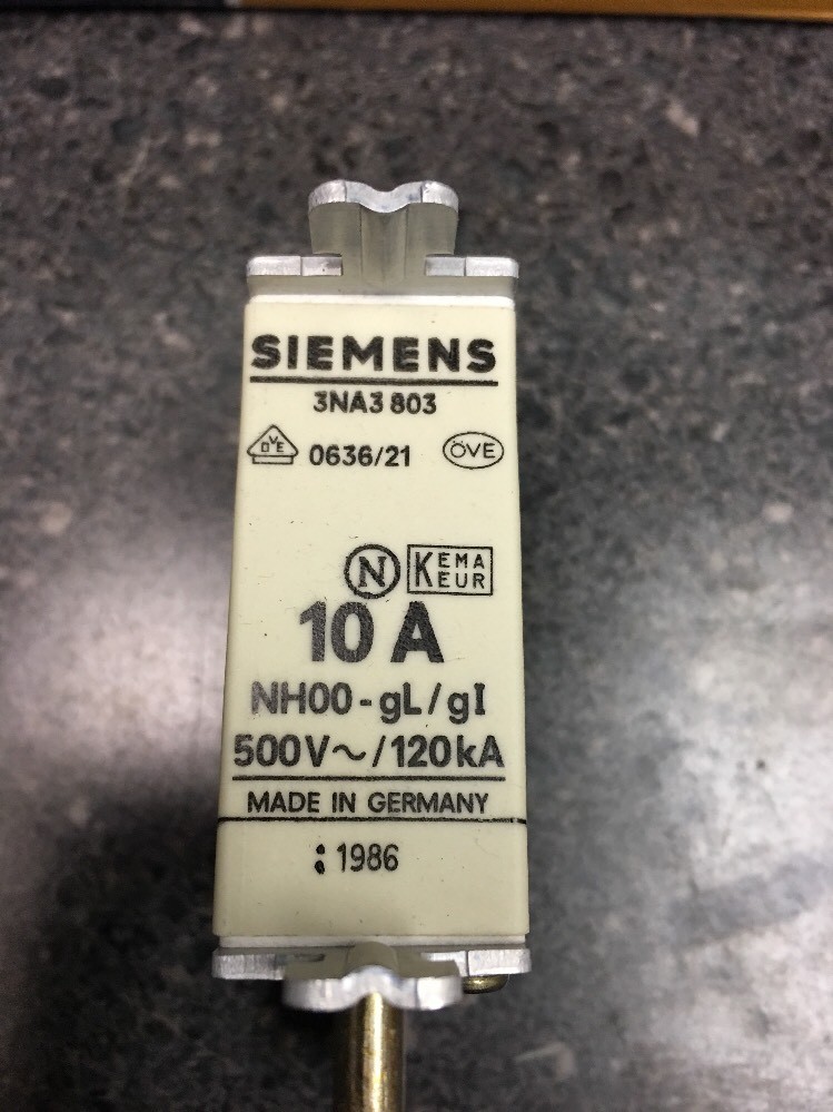 NEW SIEMENS FUSE LINK 3NA3 803 / 3NA3803 / 10A 500V 120kA ** Box Of 9 ...