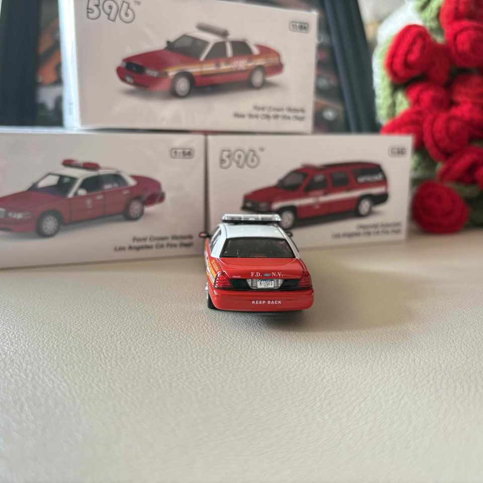 596 model 1:64 Red Ford CV CROWN VICTORIA Fdny Fire Diecast Model Car ...