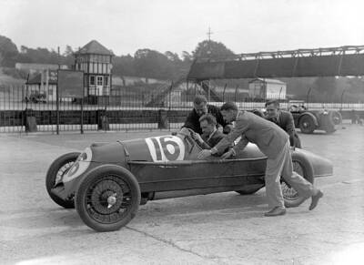 Motor Racing Racing driver Chris Staniland helping to push off Fre- Old ...