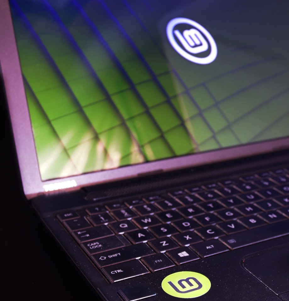 Linux Stickers Emblems Badge Logo Linux Decal Distro Mirrored Finish 3 ...