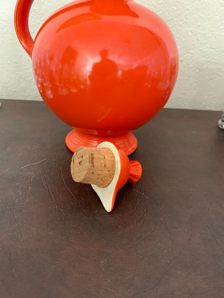 VINTAGE ORIGINAL FIESTAWARE RED CARAFE WITH LID Rare Has a small chip ...