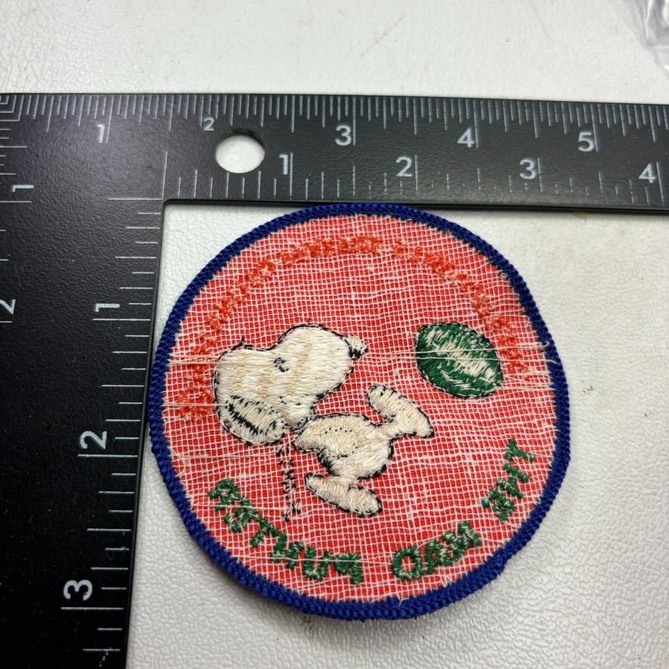 VINTAGE PEANUTS CARTOON DOG SNOOPY THE MAD PUNTER FOOTBALL KICKER Patch ...