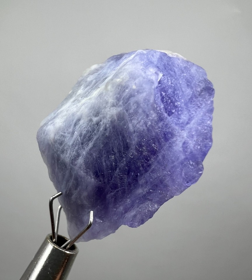 33 GM Fluorescent Tenebrescent Hackmanite rough lot from Badakhshan ...