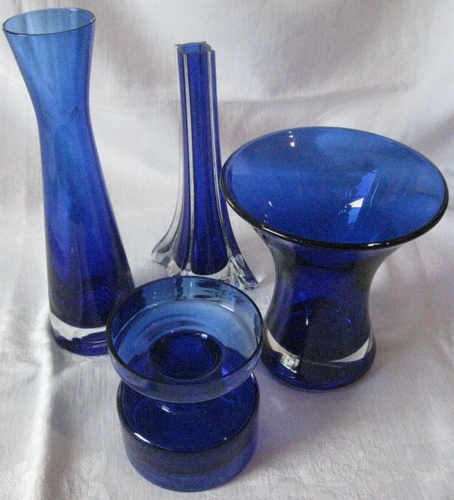 4 blaue Glas Vasen, ca. 60er/70er J., ca. 10 - 24 cm, u.a. von Marc ...