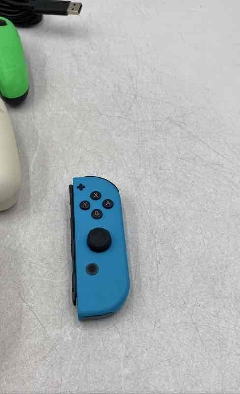 Minecraft Video Game For Nintendo Switch 4 Controllers And 2 Joy-Cons ...