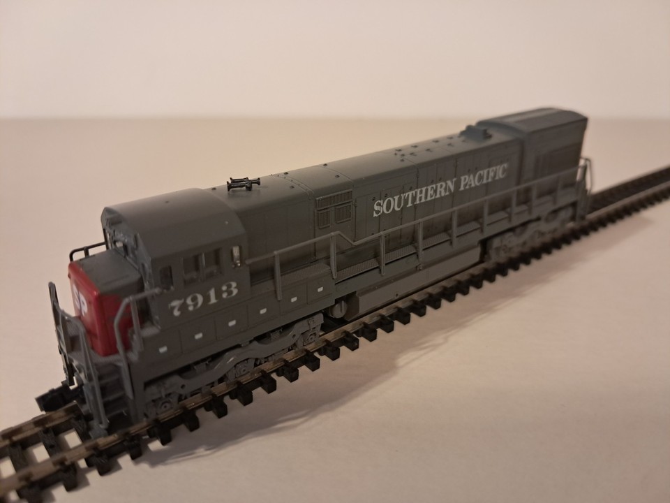 Share N Scale KATO GE U30C Southern Pacific #7913 Diesel Locomotive w ...