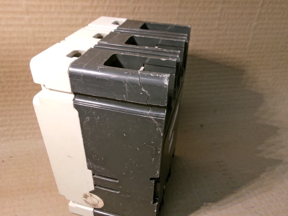 CUTLER HAMMER ED ED3150 3 POLE 150 AMP 240V CIRCUIT BREAKER FLAWED #29 ...