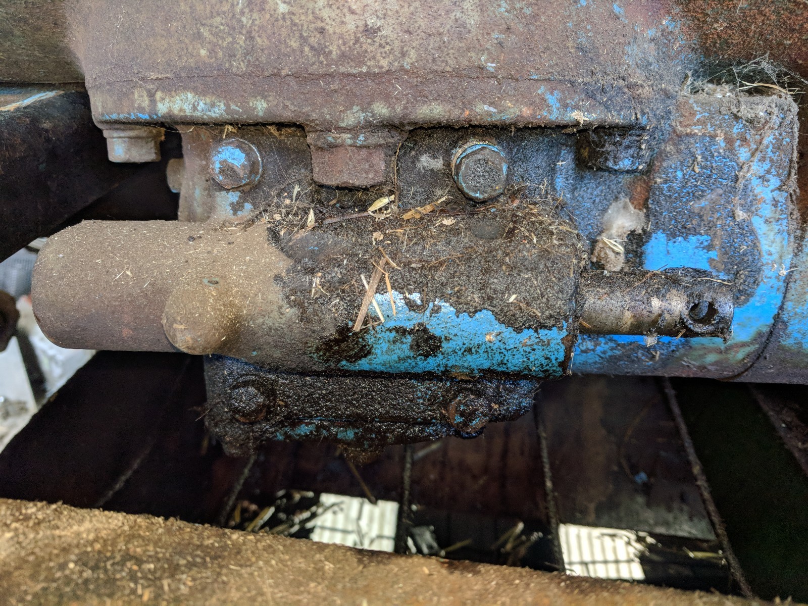 4 X BOLTS TO HOLD PTO GEAR SELECTOR TO CASING REMOVED FROM FORDSON ...