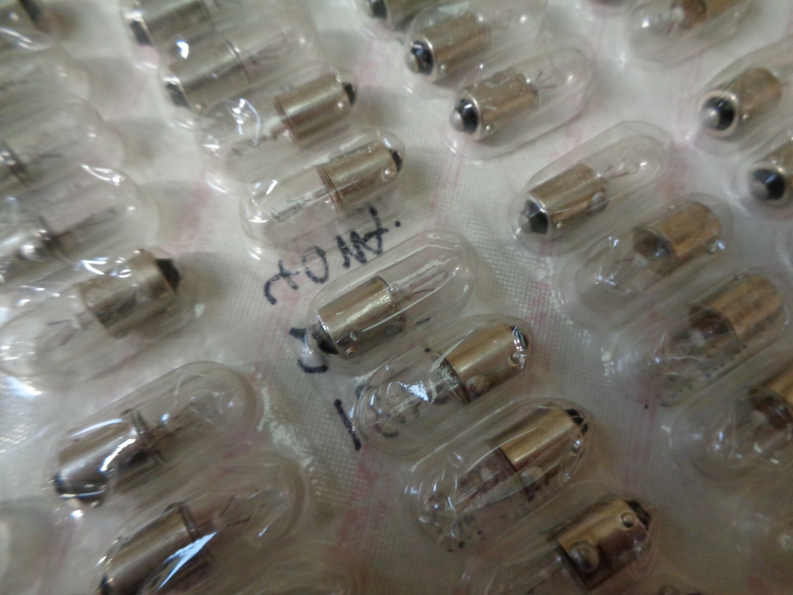 6 x CM1819 CML Incandescent Lamp 28V 40mA 1.12W BA9s T-3 1/4 T10 ...