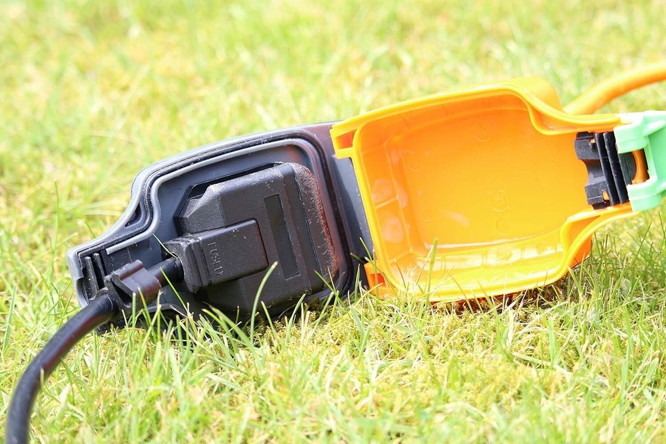 Masterplug Rewireable Weatherproof InLine Outdoor Socket 1-Gang 13Amp ...