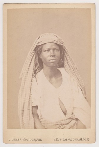 Photo cabinet ~1880 J. GEISER Alger - Jeune femme noire débraillée ...