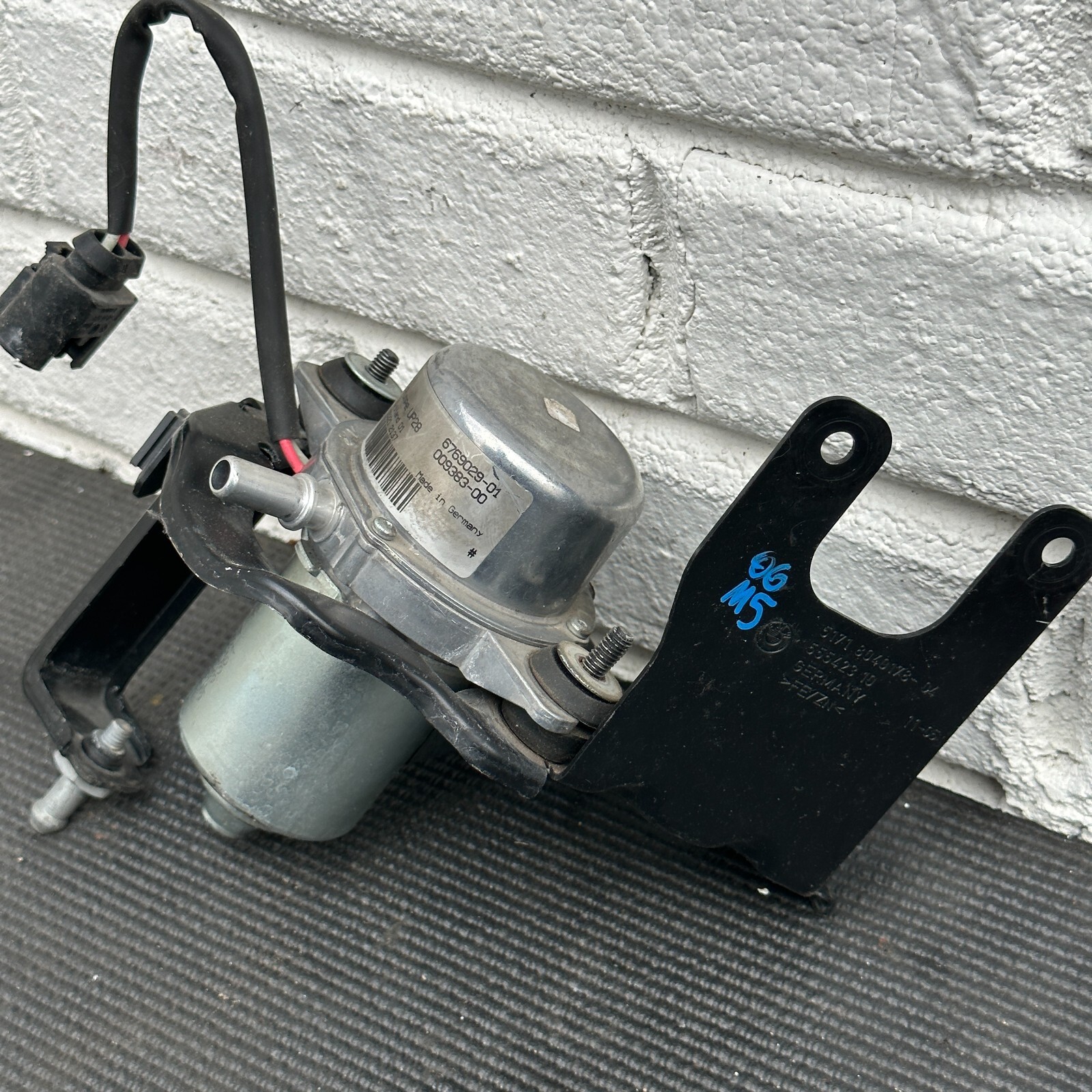 2006 - 2010 Bmw M5 E60 E63 E64 Vacuum Pump 6769029 OEM WITH BRACKET | eBay