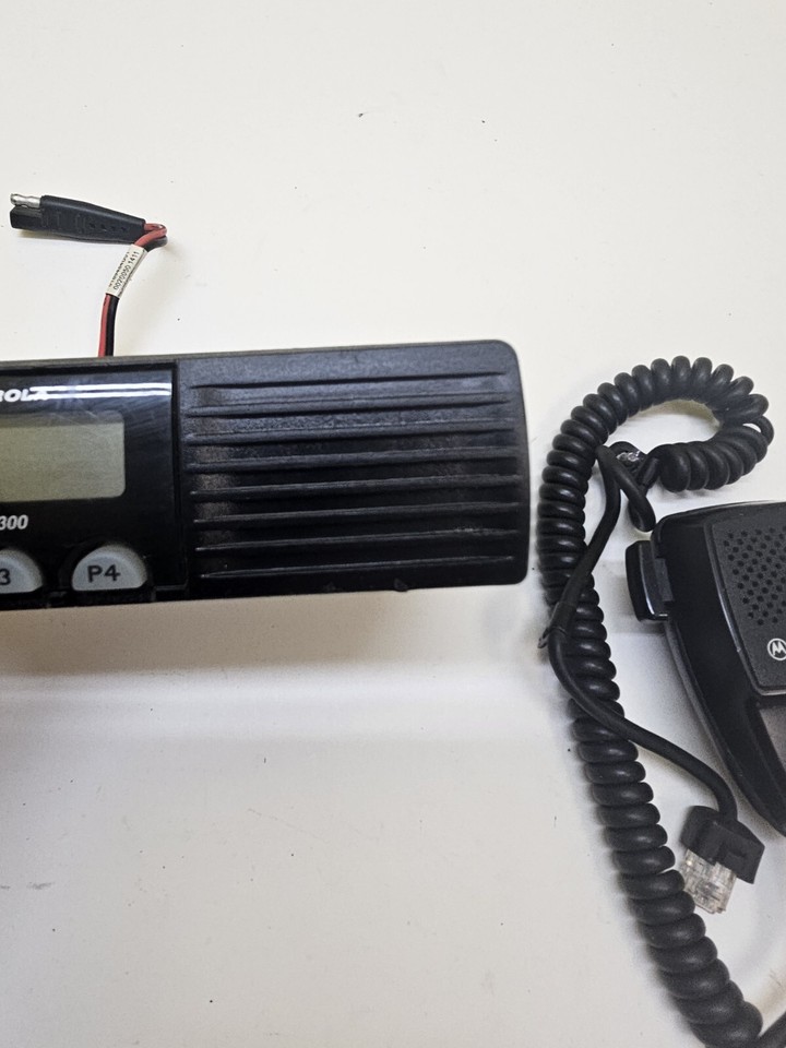 Motorola Radius CM300 438-470 MHz UHF 40 W Two Way Radio AAM50RPF9AA1AN ...