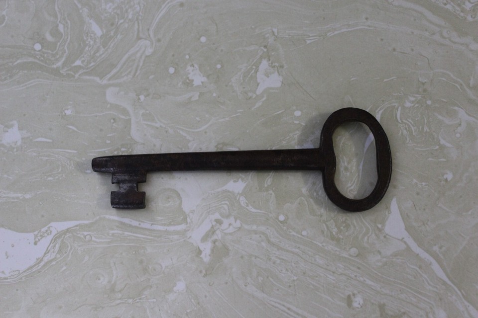 LARGE ANTIQUE HAND WROUGHT METAL JAILHOUSE/BIG DOOR KEY | eBay