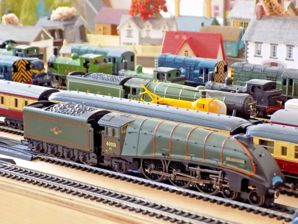 Hornby ‘OO’ Gauge Golden Plover LNER BR Class A4 Mallard No. 60031 ...