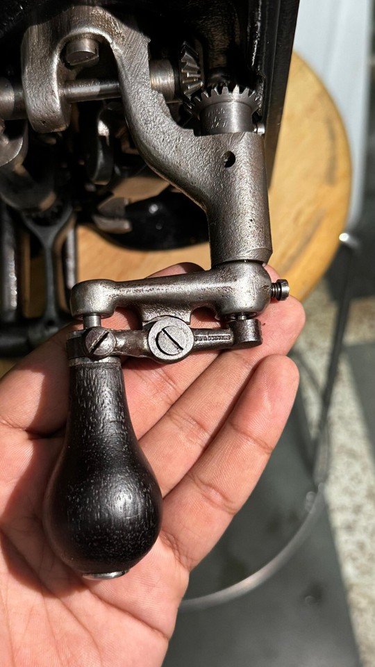 Singer 114w103 Chain & Moss Stitch Embroidery Machine with table and ...