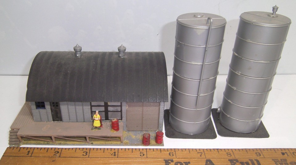 HO Scale Inter State Fuel Oil Quonset Hut & two Tank Towers Built-up ...