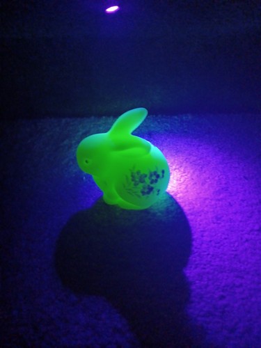 Vintage Fenton Custard Uranium Glass Bunny Hand Painted Rabbit Signed ...