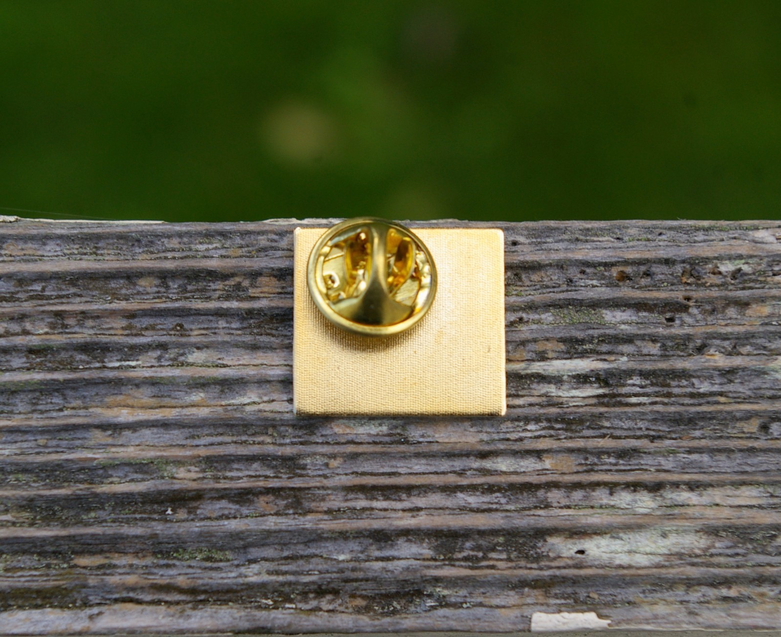 Dillard's 2009 Christmas Holiday Gift Wrap Box Package Metal Enamel Pin ...