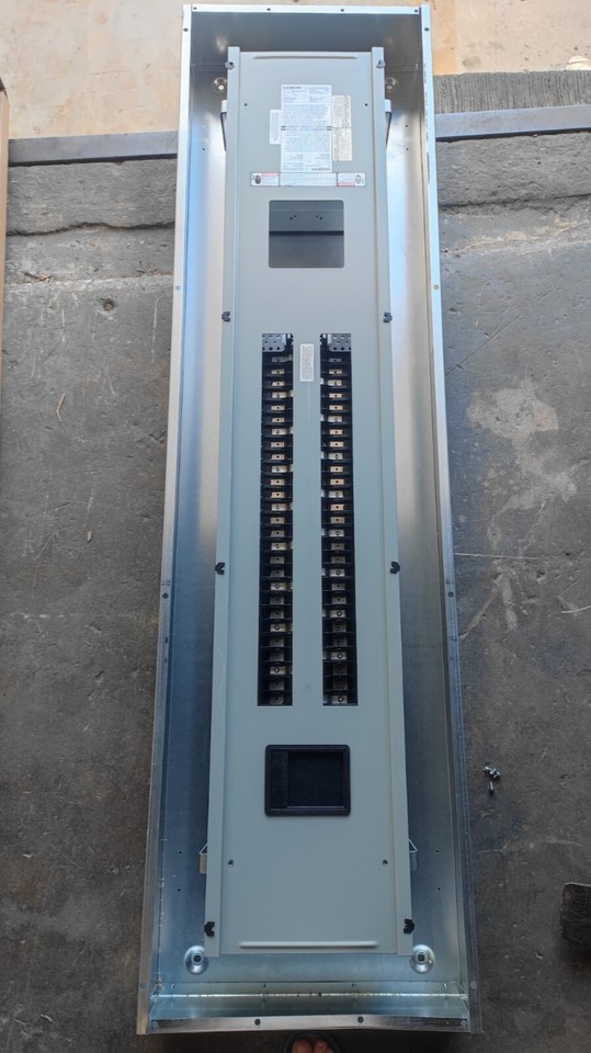 SIEMENS 400 AMP PANELBOARD 208/120 MLO 3PH/4W 54 Cir with NEMA 1 ...